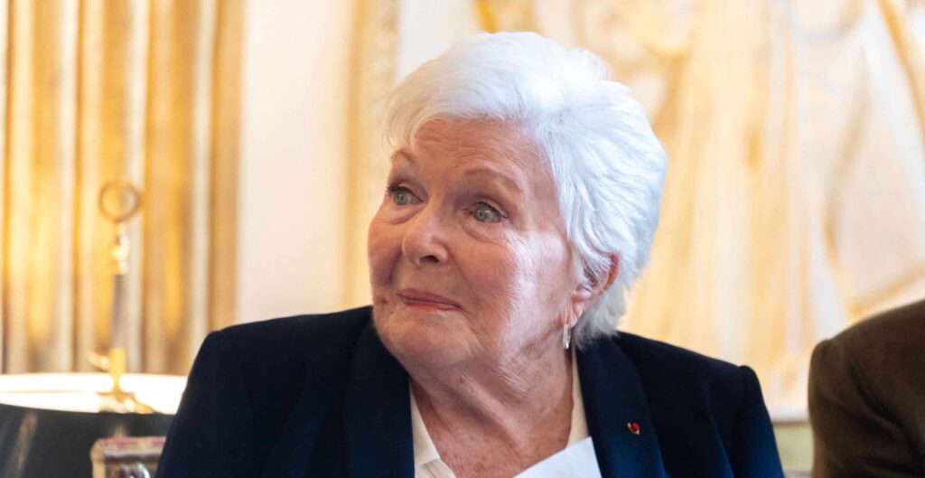 Line Renaud, 97 ans : le champagne, ce secret de jouvence qui ne la ...
