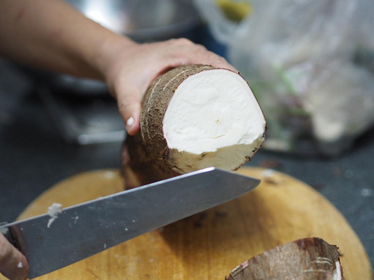 Lo que debe hacer antes de hervir la yuca para evitar que quede dura ...