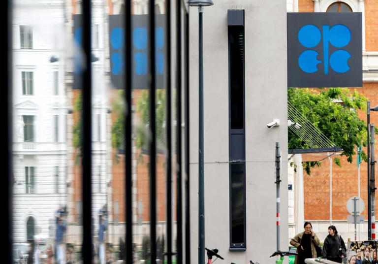 Eight OPEC+ countries raise production by 547,000 bpd