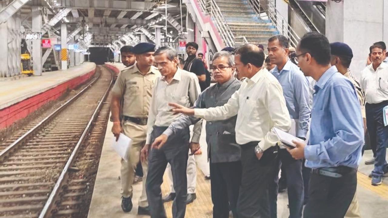 Railway Board CEO visits revamped Khar station