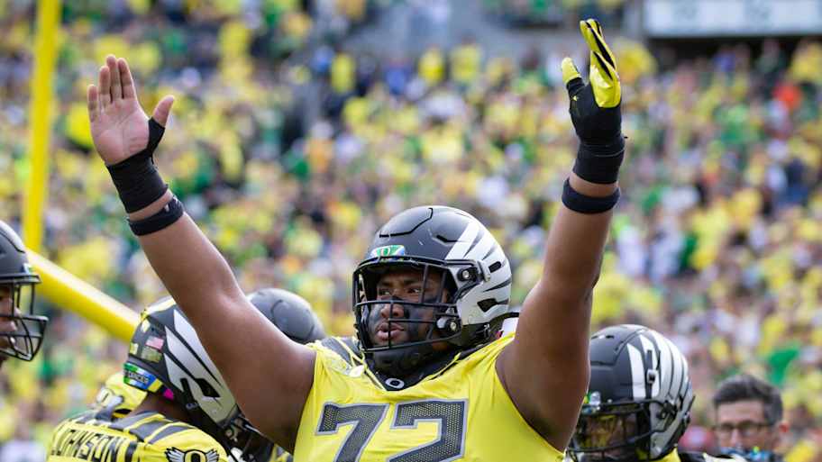 Oregon Ducks' Iapani Laloulu Leading New-Look Offensive Line