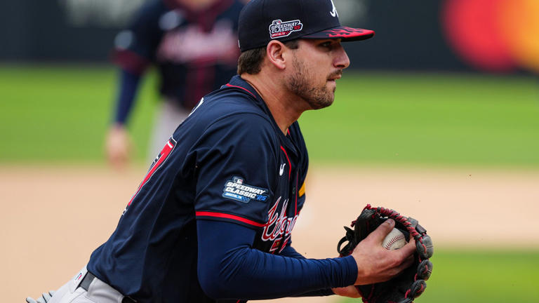 Austin Riley exits game with abdominal pain