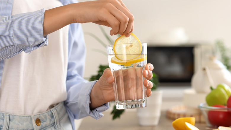 Is Store-Bought Lemon Water Just As Beneficial For You As Freshly Squeezed?
