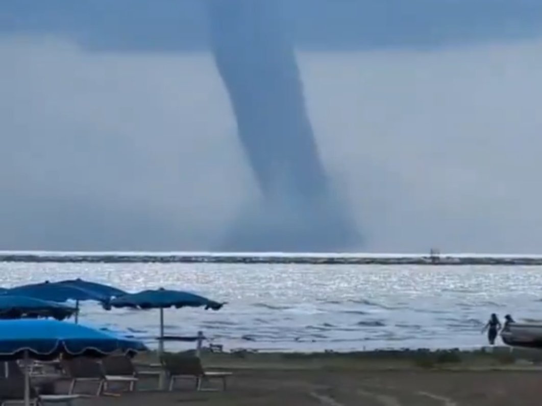 Tornado and hail: Storm rages on Italy's Adriatic coast