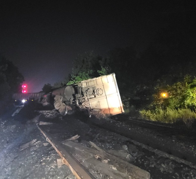 CSX crews working to repair tracks after St. Albans railroad derailment
