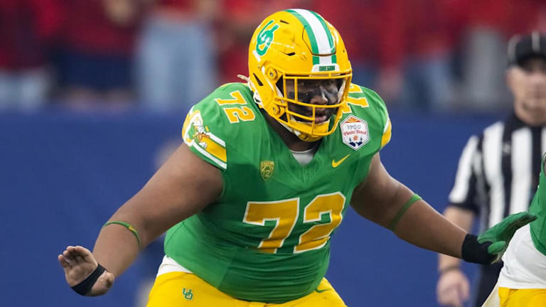 Oregon Ducks' Iapani Laloulu Leading New-Look Offensive Line