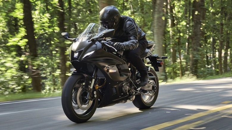 Yamaha R7 Top Speed: How Fast Is The Motorcycle And Is It Good For ...