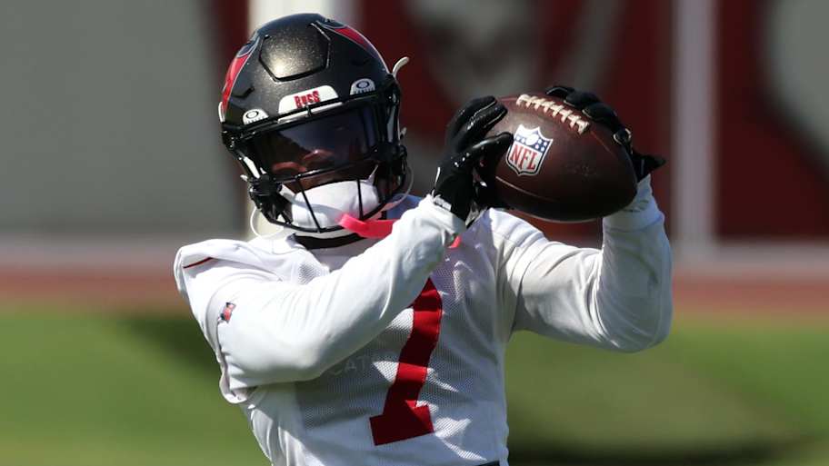 Buccaneers RB Bucky Irving makes jaw-dropping diving catch at training camp