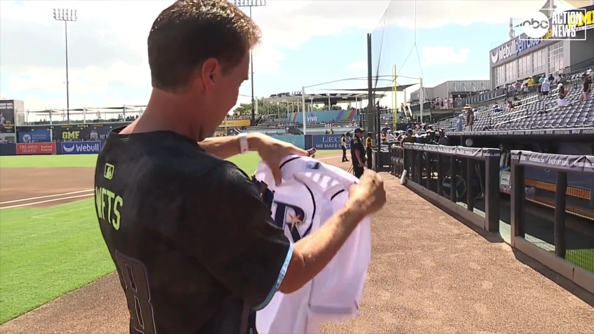 VIDEO: Chief Meteorologist Denis Phillips throws first pitch at Rays game