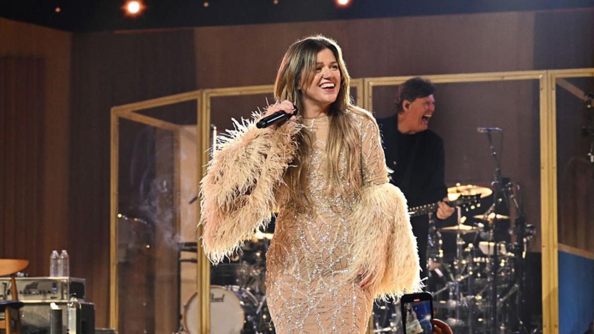 Kelly Clarkson Fans Floored By 'Powerhouse' Cover of '90s Hit