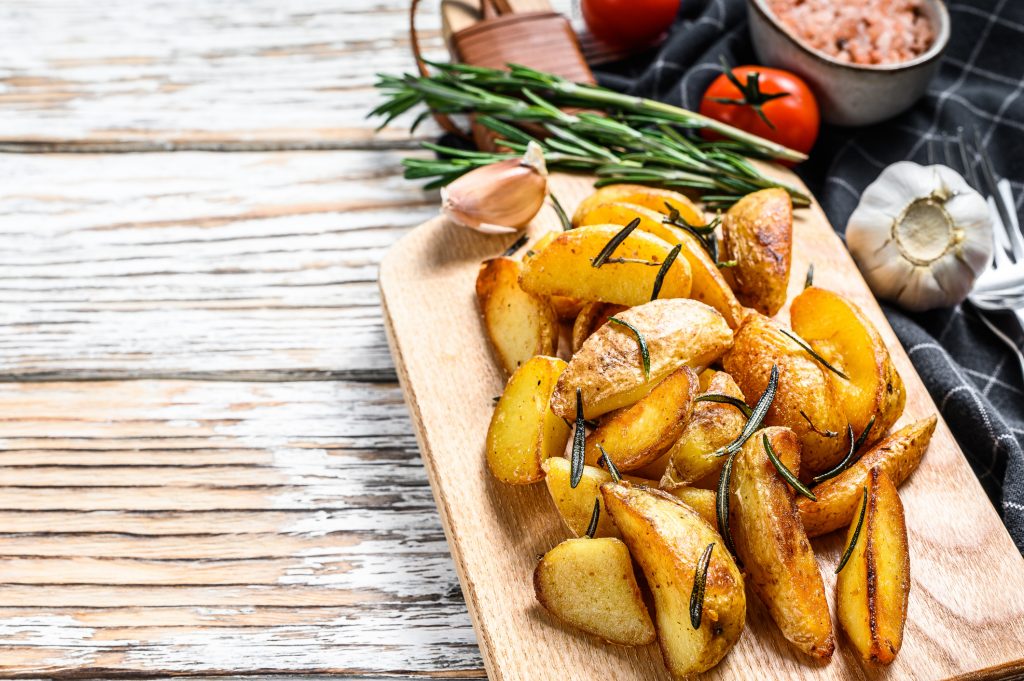 Gebratene Kartoffelecken mit Rosmarin und Knoblauch – Die perfekte ...