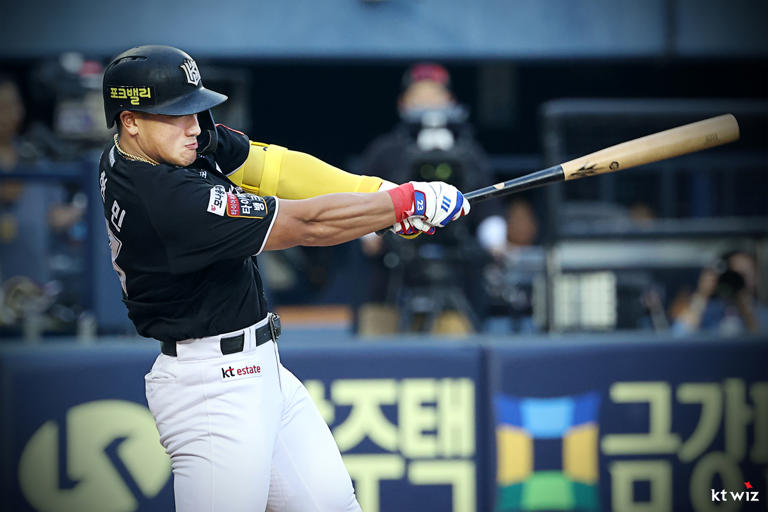KBO 7월 MVP 후보 확정…안현민·폰세·구자욱 등 경쟁