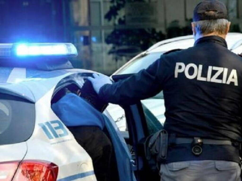 Evade dai domiciliari per andare al bar: arrestato e multato per ...