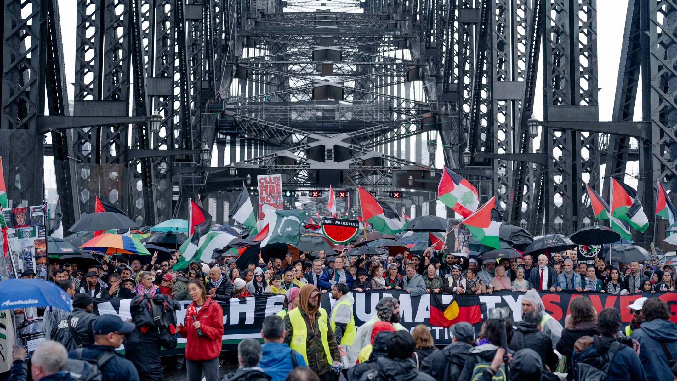 Australian, Israeli politicians react to Sydney Harbour Bridge pro ...