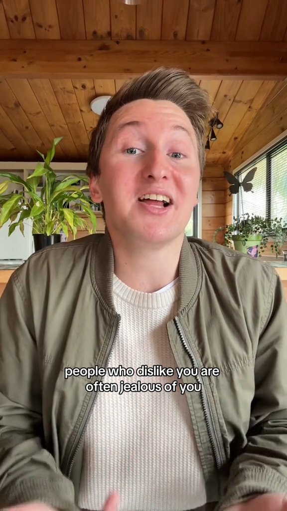 6 signs someone secretly dislikes you, according to psychologists