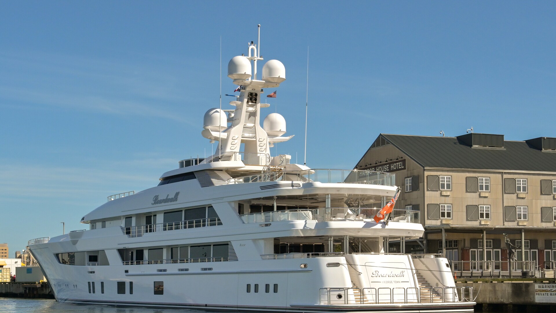 Luxus pur: Botschafter lebt auf 150-Millionen-Yacht – fliegt im ...