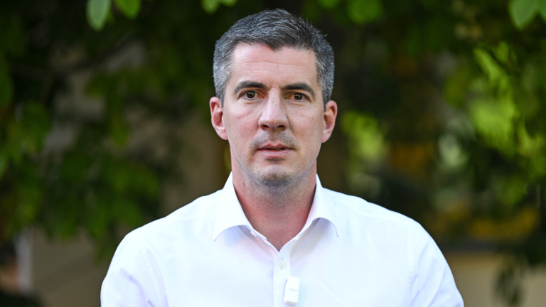 Jönnek a reakciók Magyar Péter petíciójára: „Az öv visszakerült már a ...