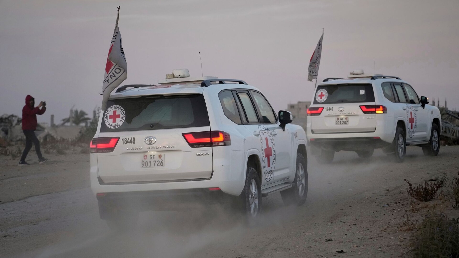 Hamas erlaubt Rotes Kreuz Versorgung von Geiseln – unter strengen ...