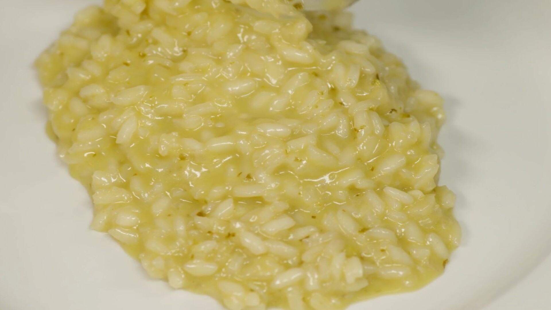Risotto crémeux au pesto et à la magie de l'ail et de l'oignon