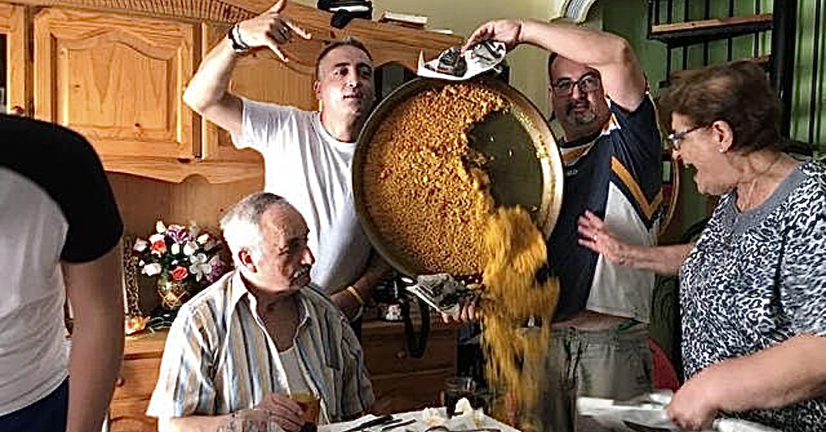 20 Photos Of People Who Should Have Known Better