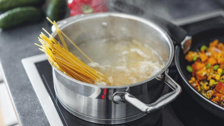 Este é um dos maiores erros que pode cometer ao cozer massa, segundo os ...