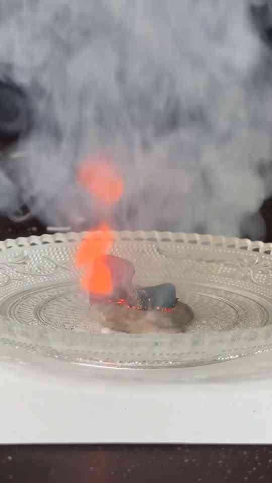 Potassium Chlorate And Gummy Bears Reaction: Amazing Chemistry Experiment