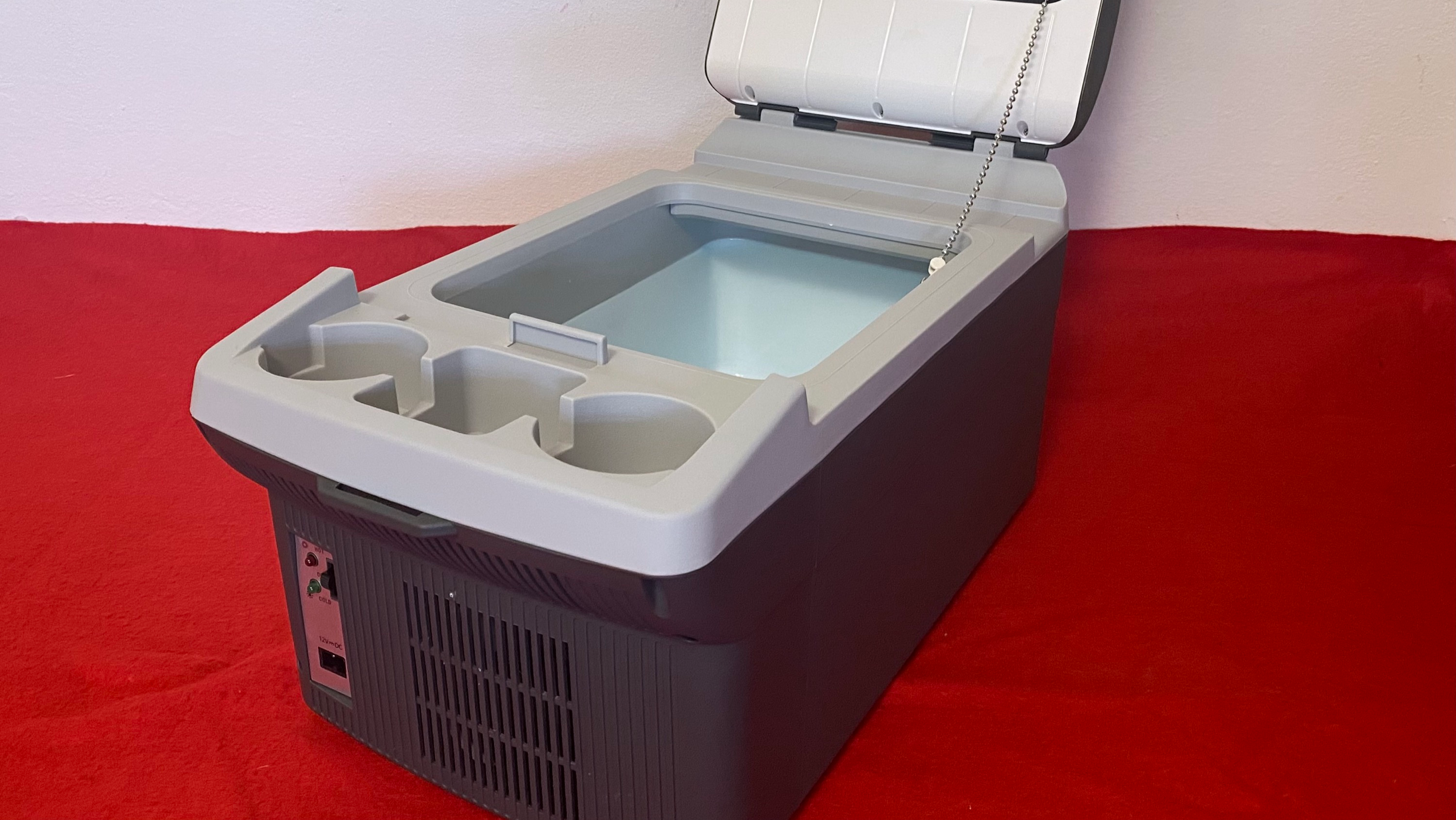 AEG Bordbar BK 16 im Test: Kompakte Kühlbox für den Autositz ab 76 Euro
