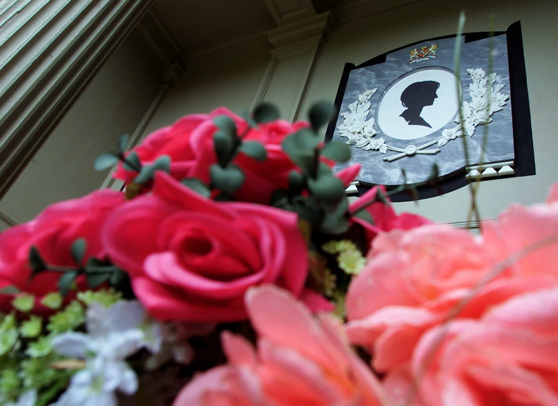 Famous people and their final resting places