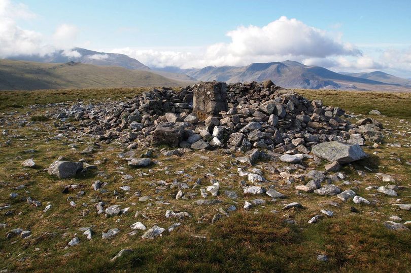 Paraglider injured after crashing on Welsh mountain