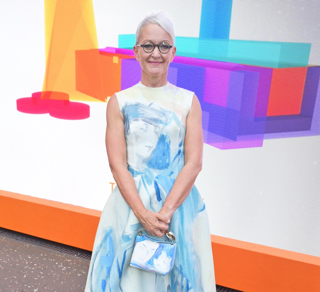 Tate director steps down, Smithsonian returns Khmer sculptures, and ...