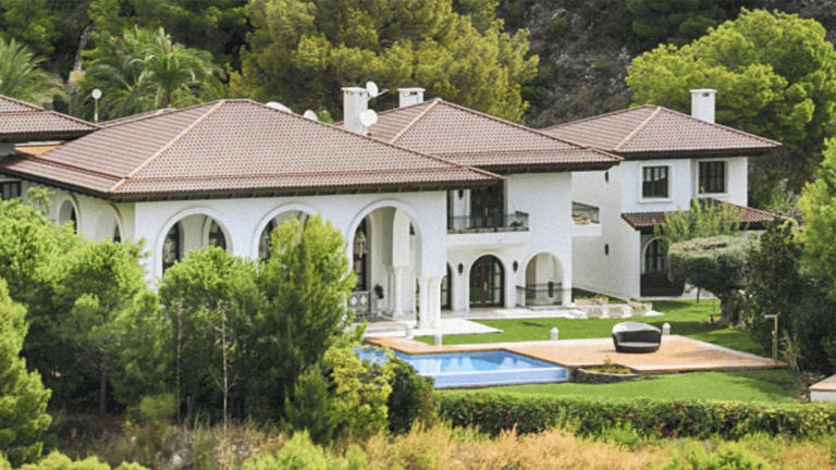 Cyril Hanouna : sa villa de rêve à 8,5 millions d’euros à Saint-Tropez ...