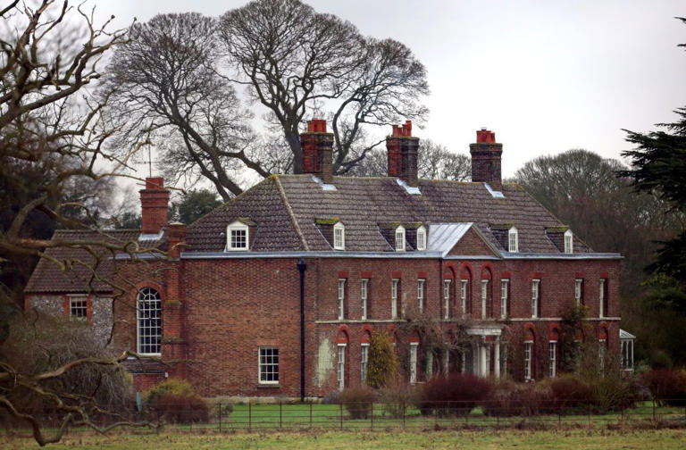Time to Go Inside Kate Middleton and Prince William’s Many, Many, Many ...