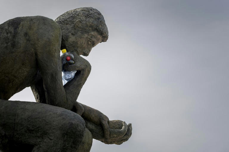 Vor UN-Verhandlungen über Plastikabkommen: Rodins "Denker"-Statue ...