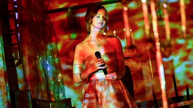 Singer Lana Del Rey faces backlash after fan shares questionable photo ...