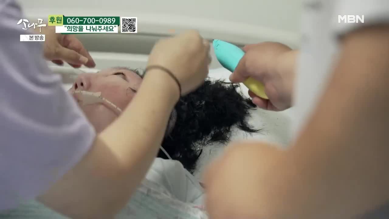 함께 아들의 머리를 손질해 주는 부모 MBN 250804 방송