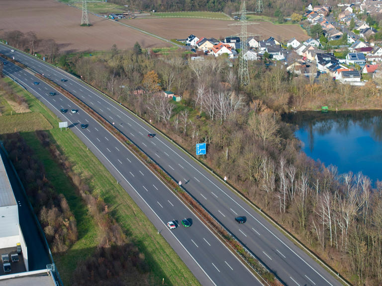 Unfall auf A555: Tesla erfasst Motorradfahrer – unfassbar, was bei ...