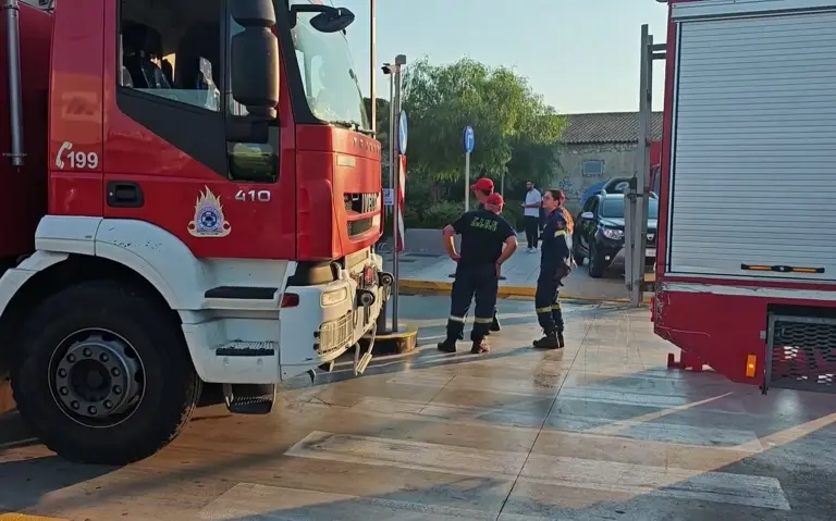 Φωτιά σε όχημα στο υπόγειο πάρκινγκ σουπερμάρκετ στον Πειραιά