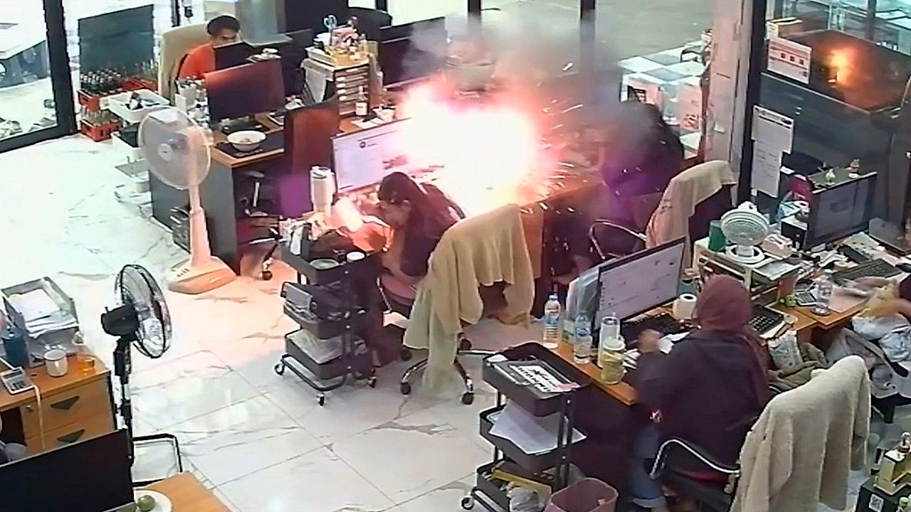 Panic in the office: Power bank catches fire and explodes