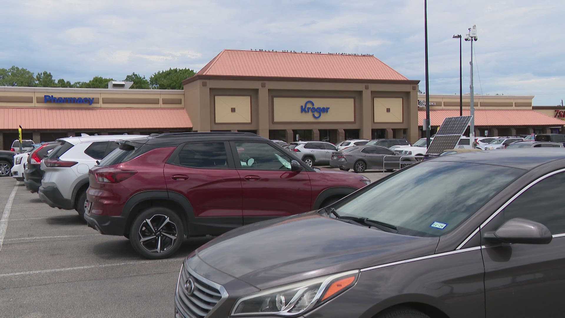 Kroger employee rescues children left in hot car by caregiver ...