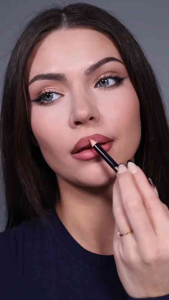 Megan Fox Makeup Look – Tutorial and Inspiration