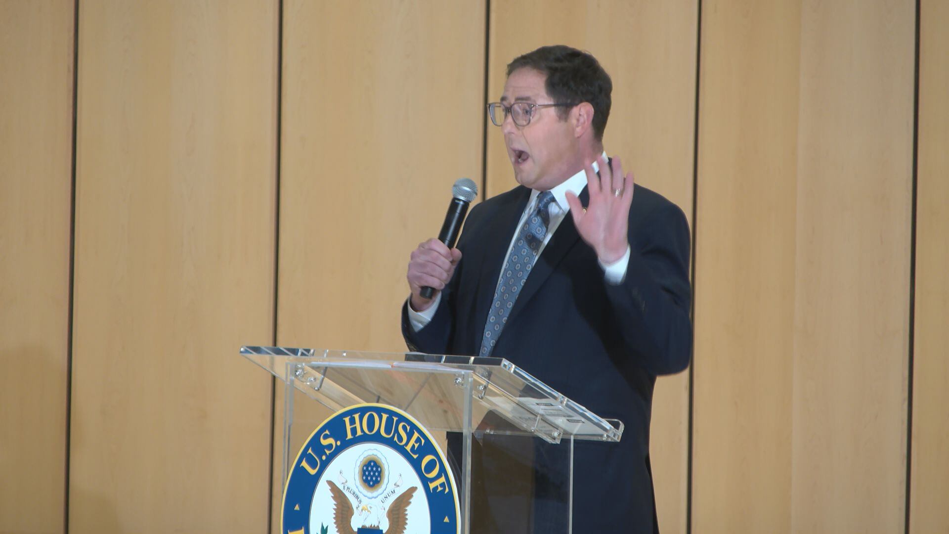 Rep. Mike Flood clashes with Lincoln in final town hall of the year