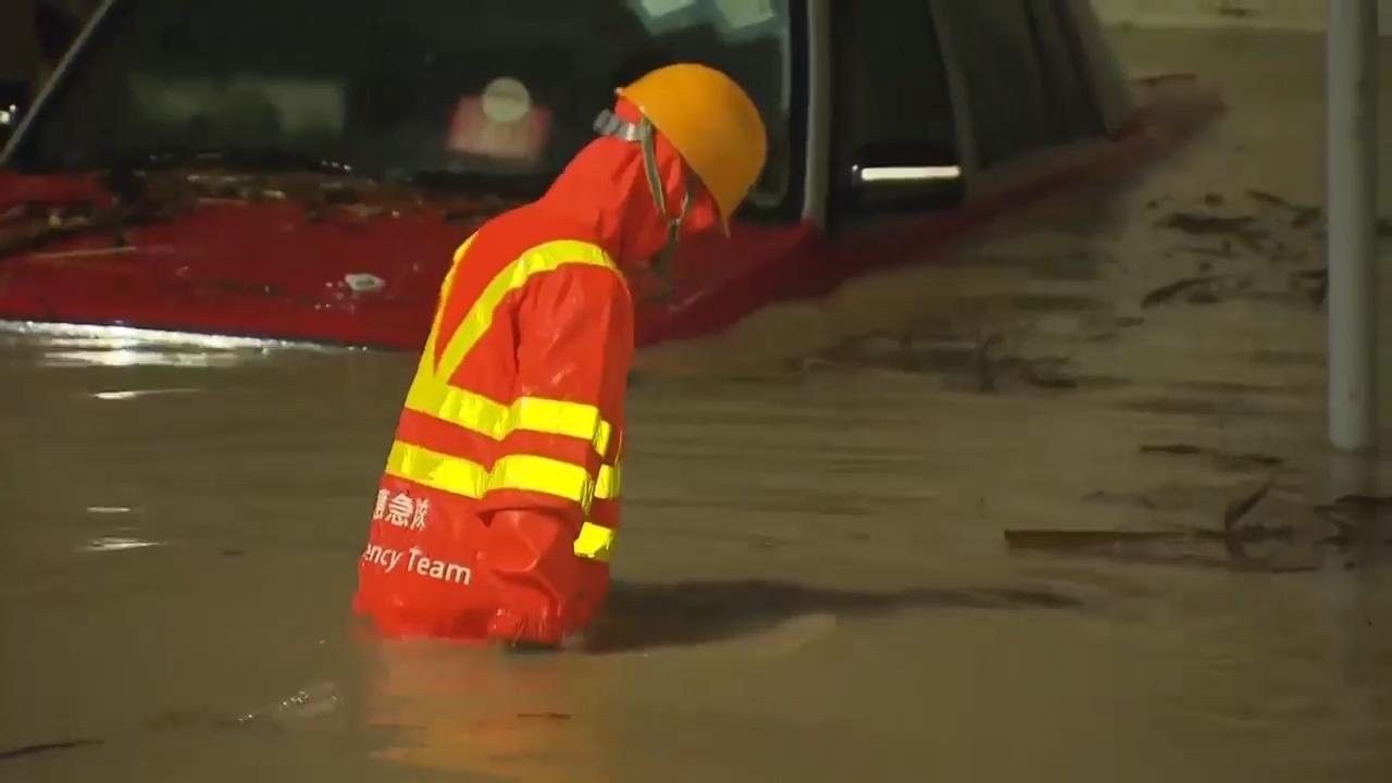 'Black' storm warning issued as heavy rains and strong wind batter Hong ...