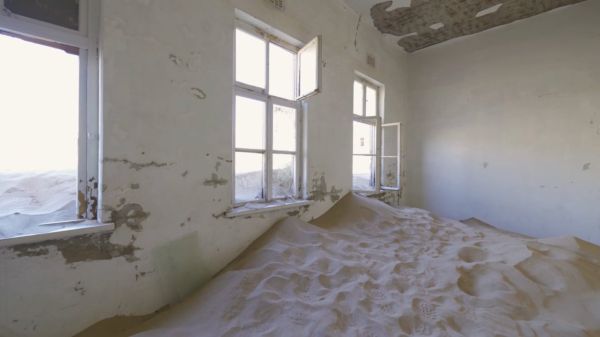 Kolmanskop: Pemandangan Kota Berlian Namibia yang Terbengkalai dari Drone