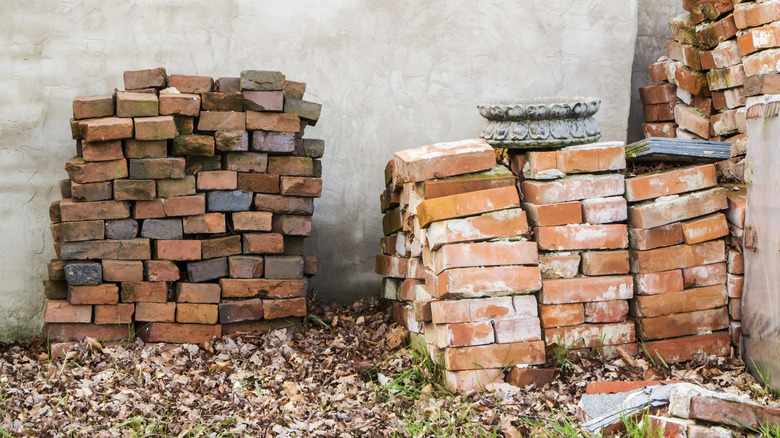 Reuse Old Brick To Make A Super Functional DIY Compost Bin