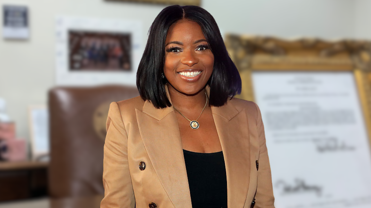 Jasmine Crockett shows support to Texas Democrats with her framed arrest warrant