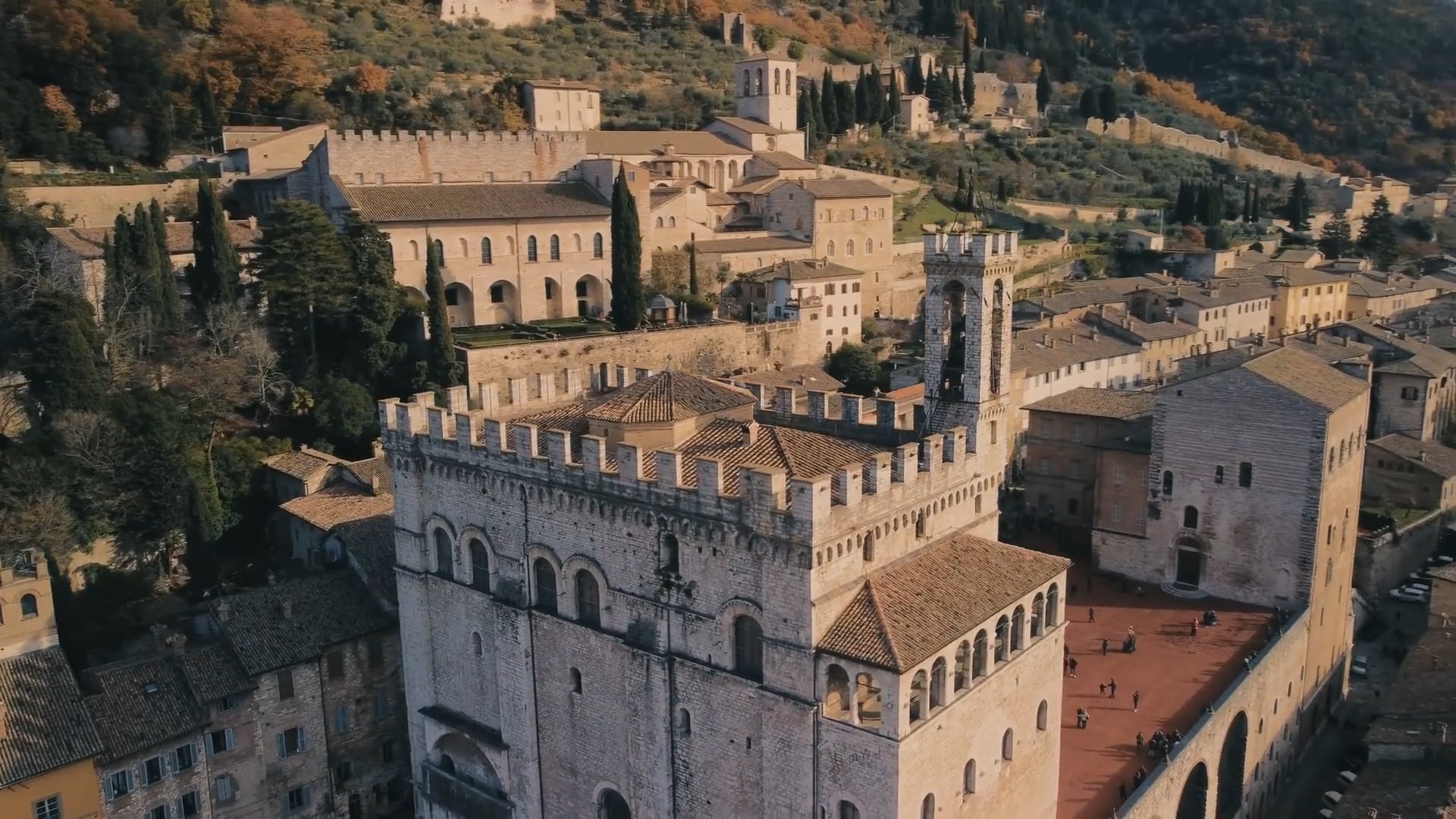 Drohnenflug über Umbrien: Entdecken Sie Italiens majestätische Landschaft
