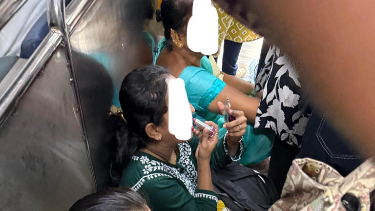 Women sit on floor of Mumbai local, do makeup during rush hour. Pic ...