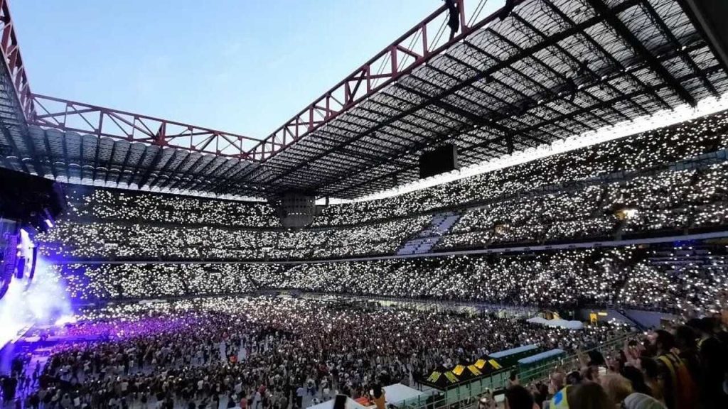 Rissa al concerto di Sfera Ebbasta, il rapper ferma lo show: “Ci sono ...
