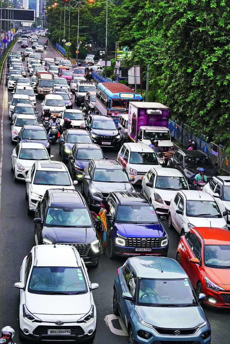 Bad roads, traffic snarls turn commuting in Kolkata into a recurring ...