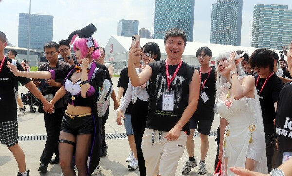 韩国cosplay明星Yasal姐妹漫游中国动漫游戏展人气火
